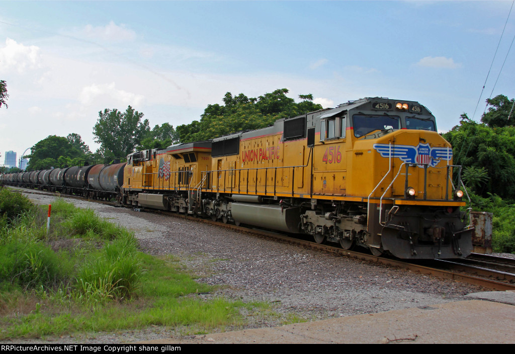 UP 4516 Leads a freight train Sb onto the Chester Sub.